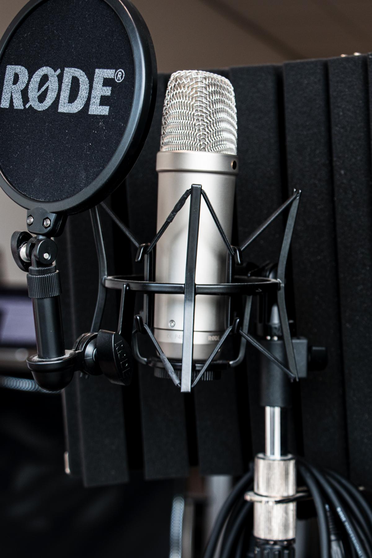 Welkom op de website van voice over en radio presentatrice Gerja Wolf